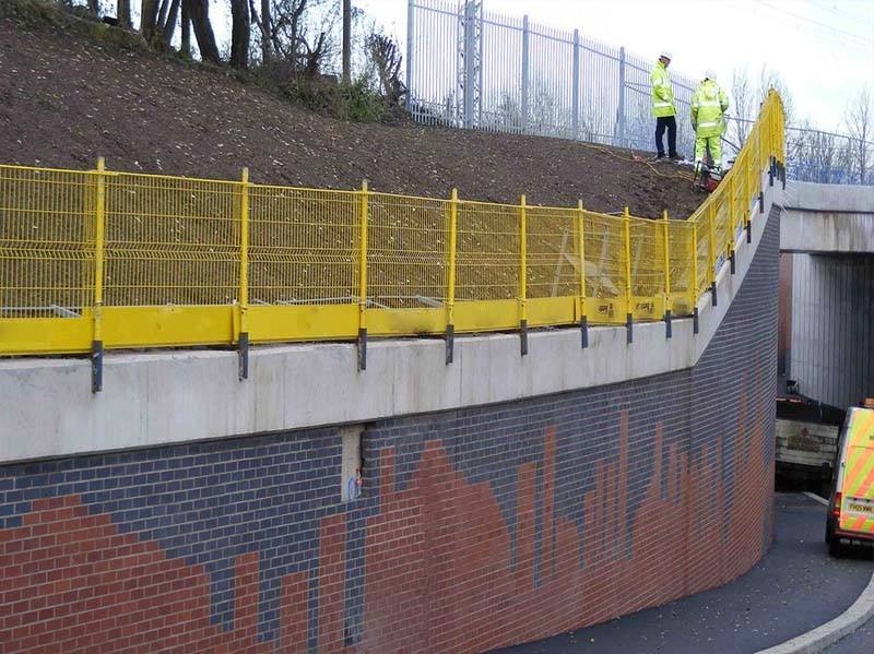Edge safety fence