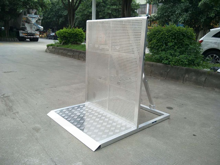 Aluminum Crowd Control Barriers Keep Event Safe and Organized